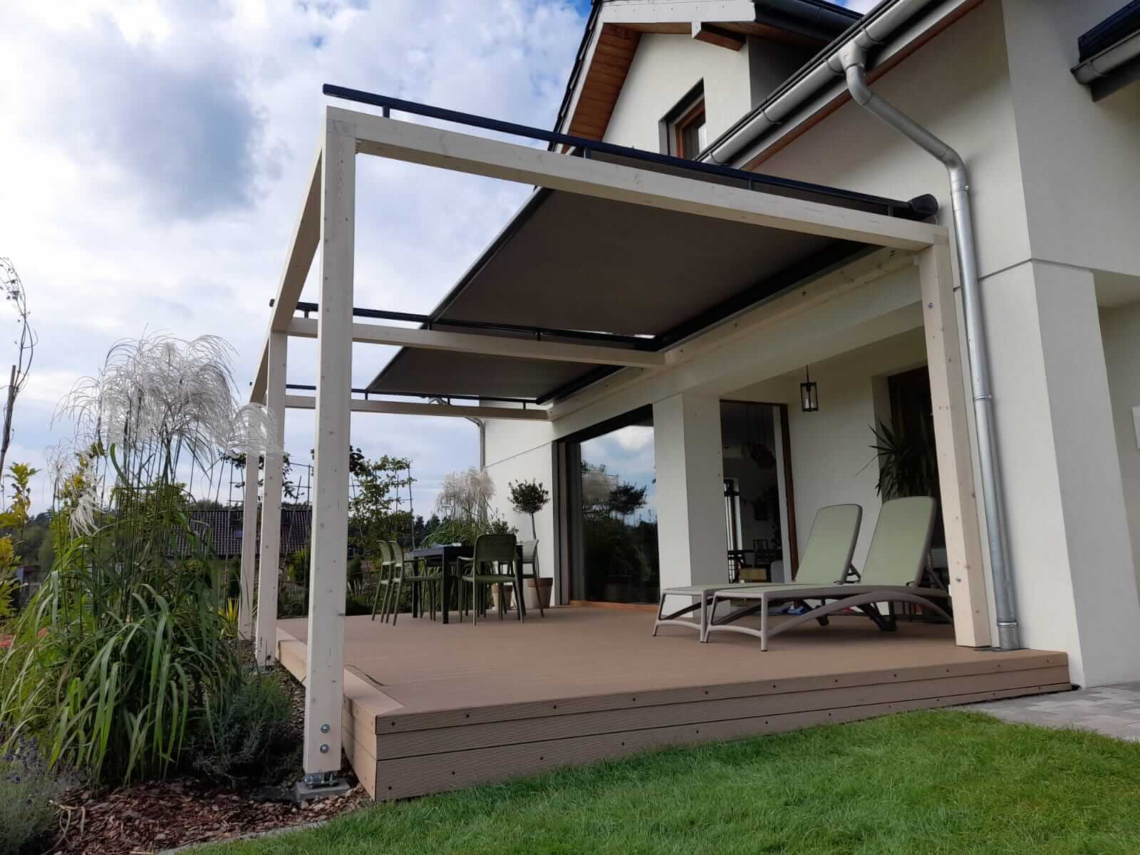 Pergola ze sterowanym elektrycznie systemem Veranda firmy Selt | Tarasy ...